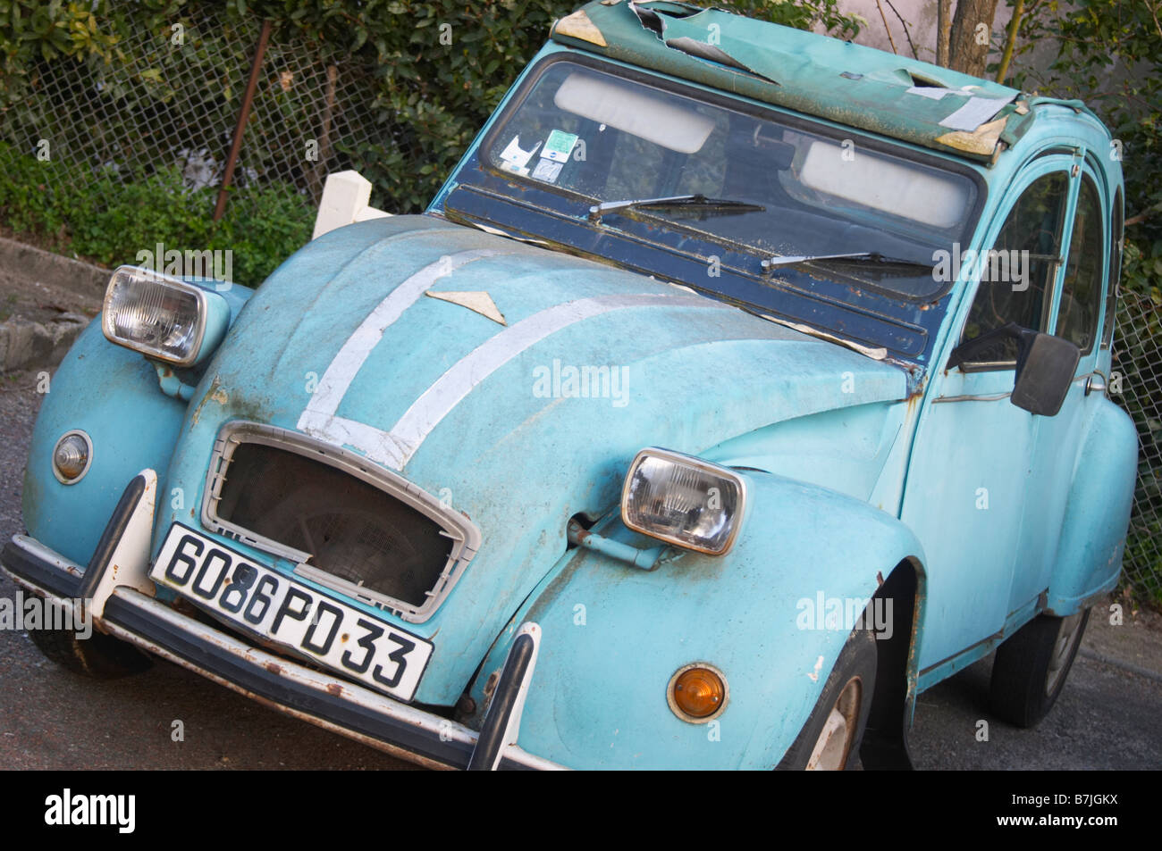 old 2cv arcachon bordeaux france Stock Photo - Alamy