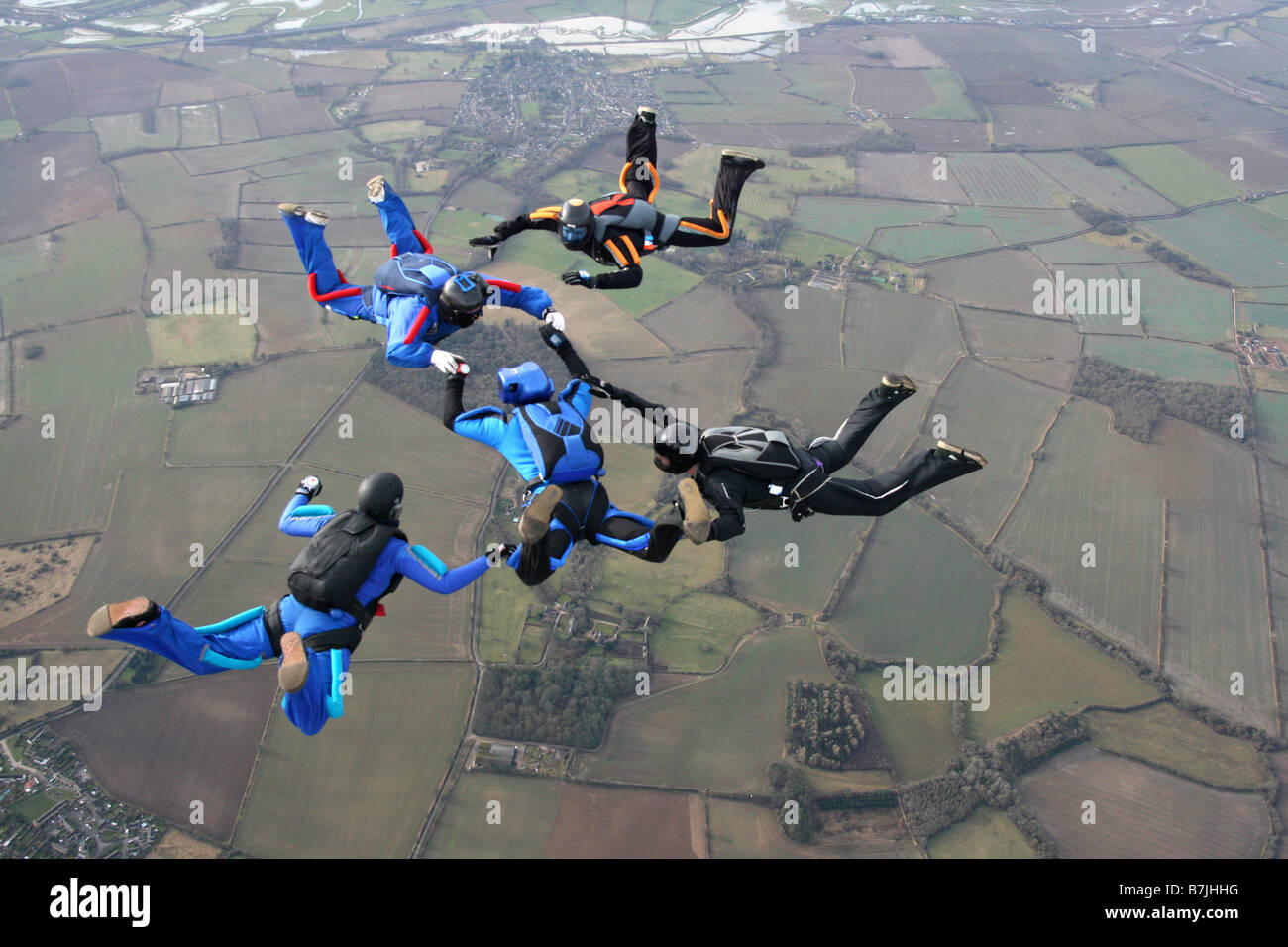 Skydivers holding hands hi-res stock photography and images - Alamy