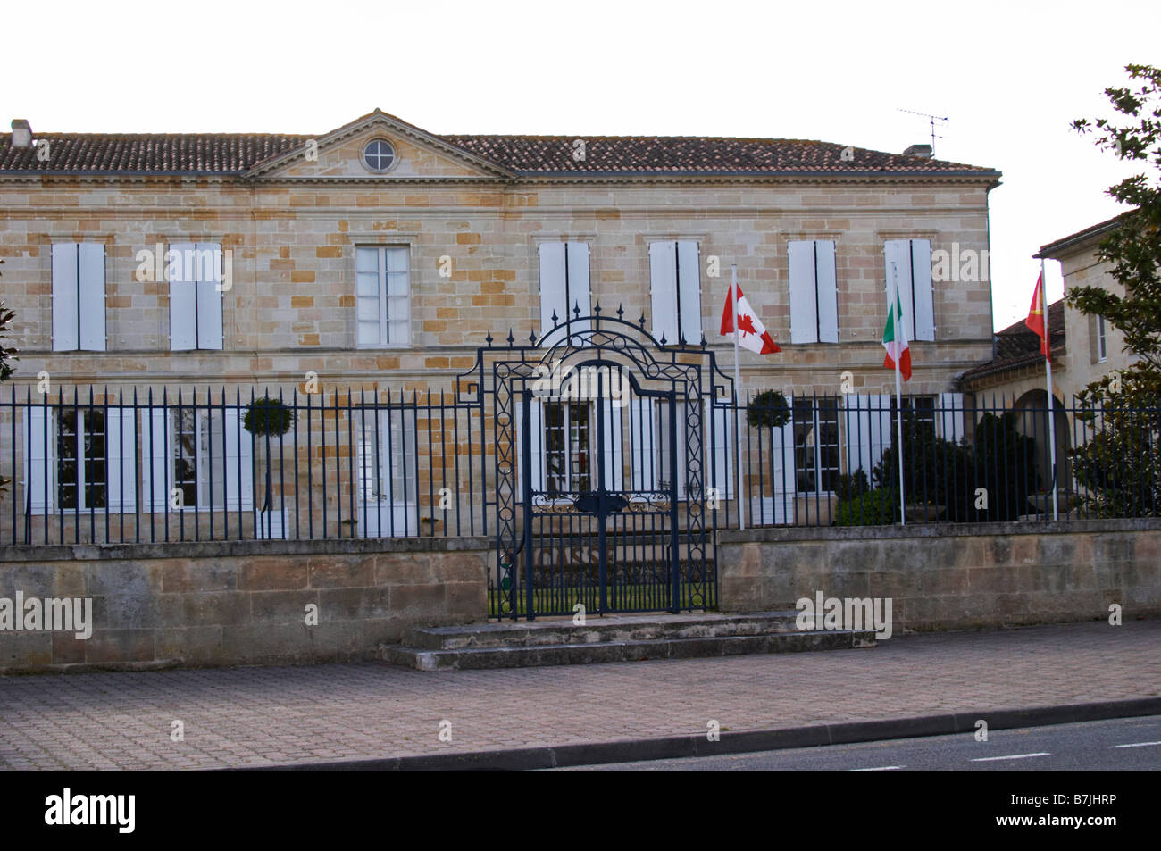 Medoc bordeaux chateau gate hi-res stock photography and images - Alamy