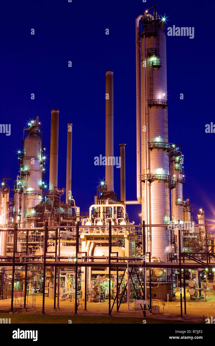 Lights on oil refinery night hi-res stock photography and images - Alamy