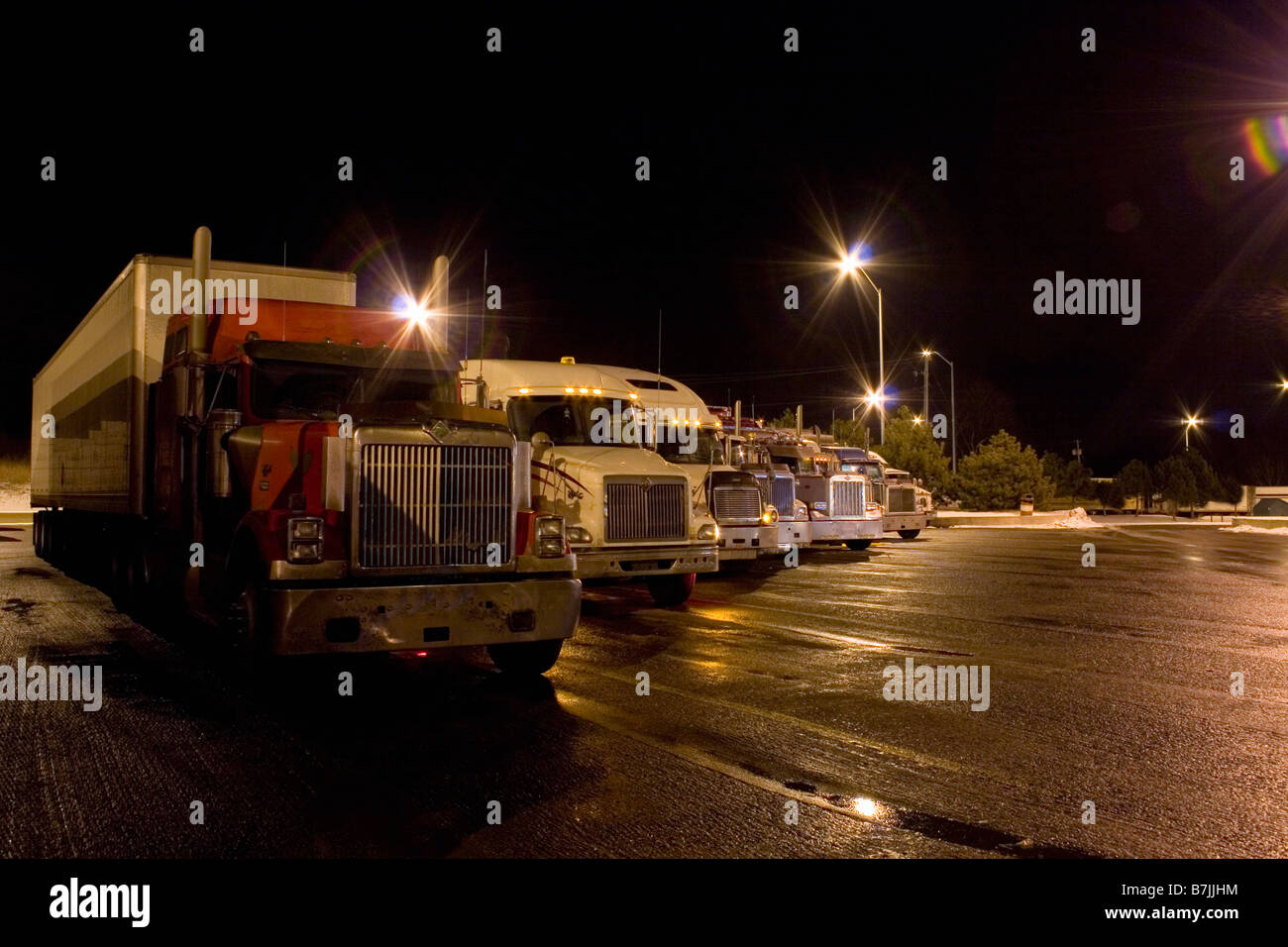 Delivery truck night hi-res stock photography and images - Alamy