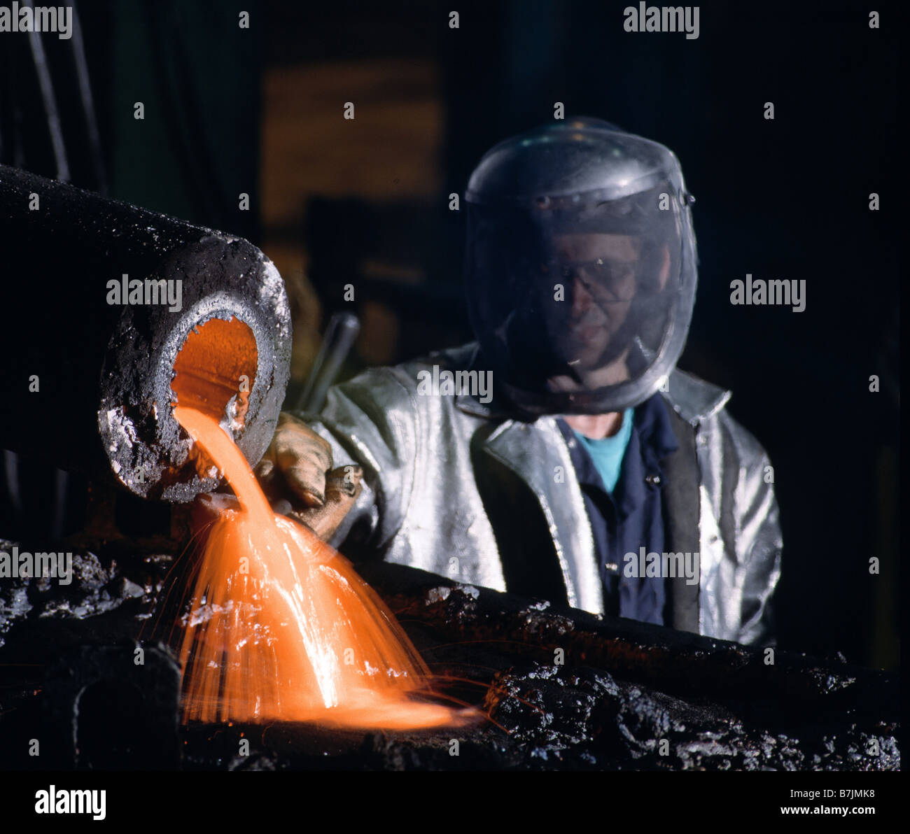 Worker pouring molten metal hi-res stock photography and images - Alamy