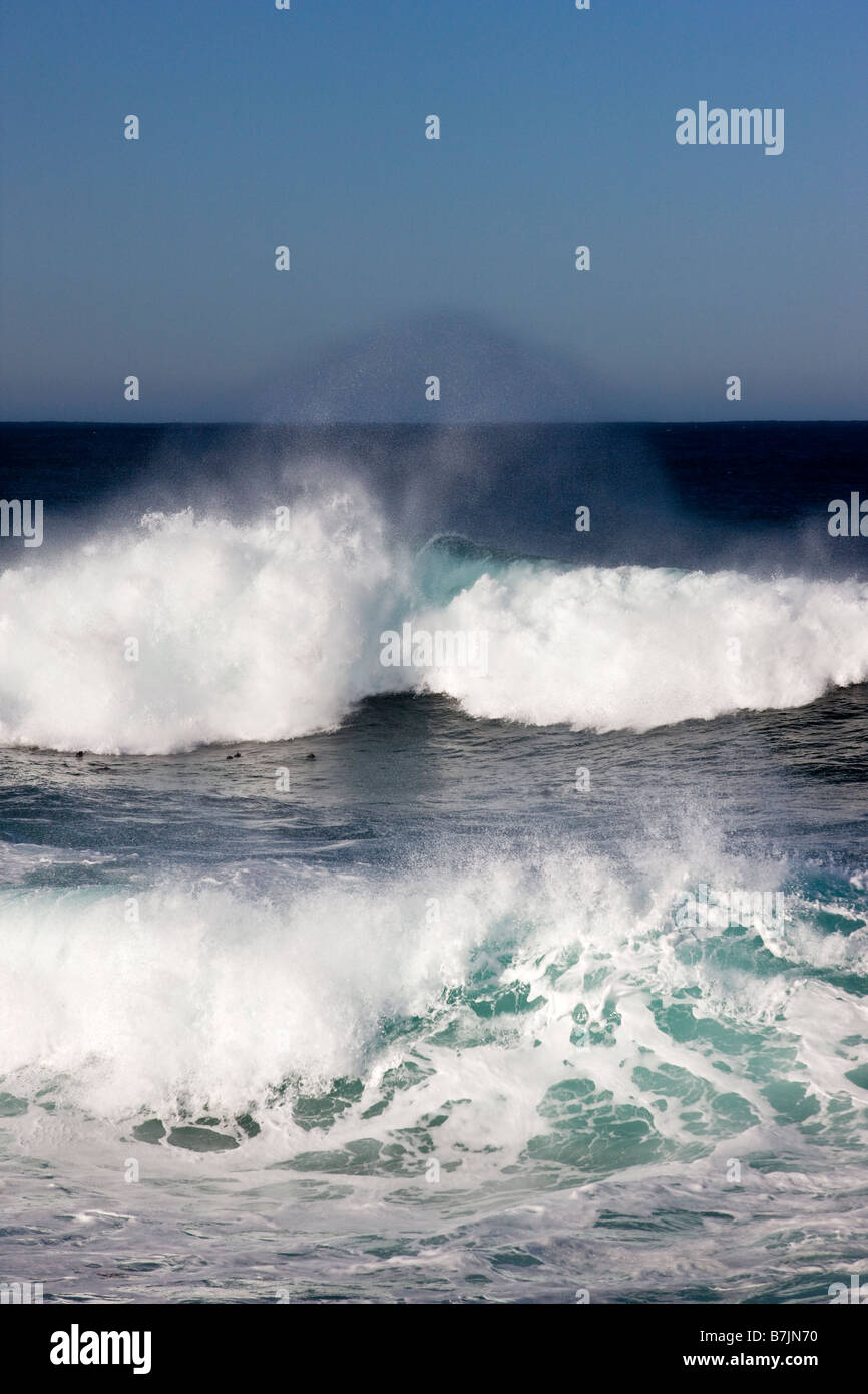 Pacific Ocean waves crashing ashore at China Rock, Pebble Beach ...