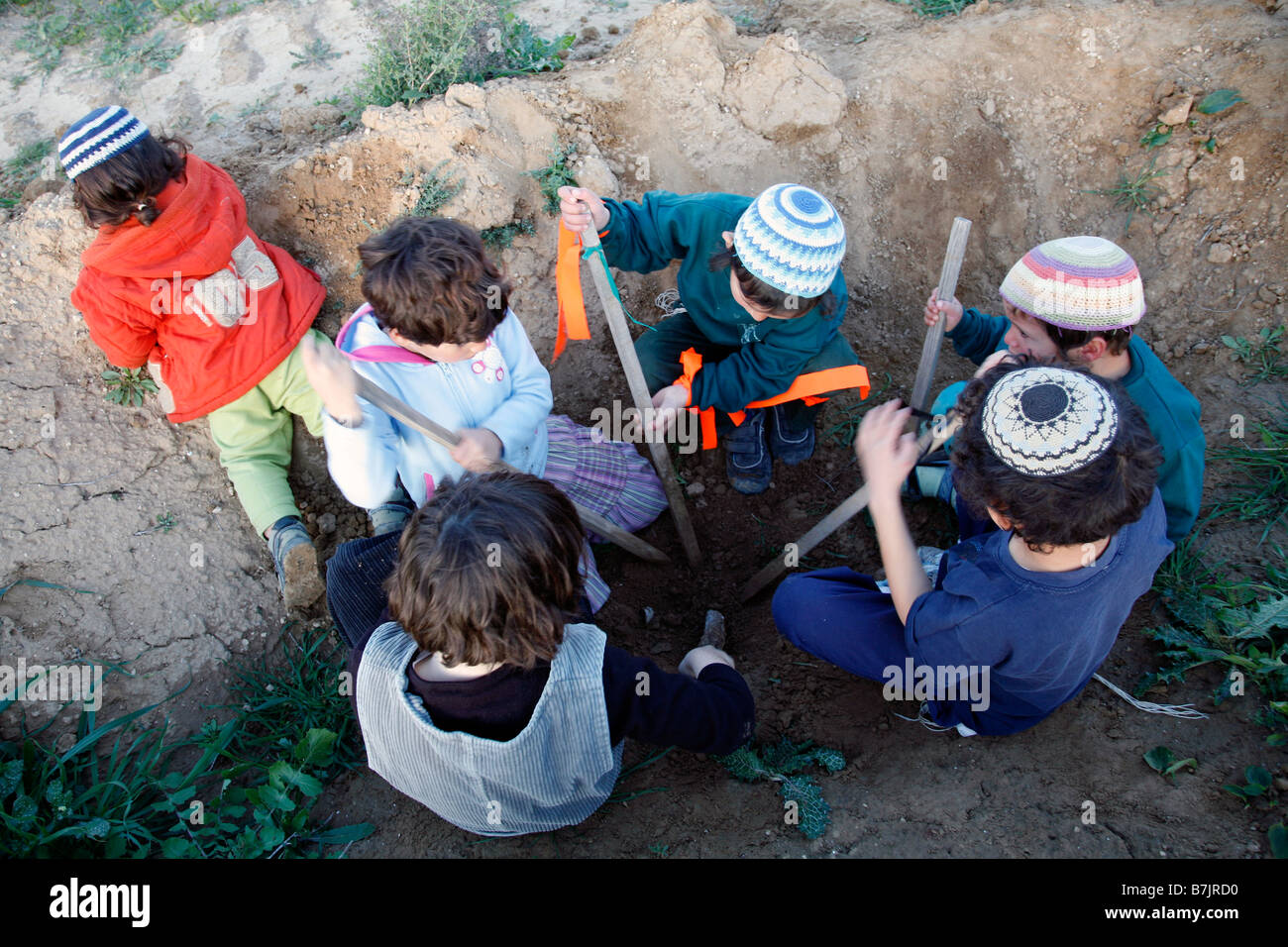 Middle east kids digging hi-res stock photography and images - Alamy