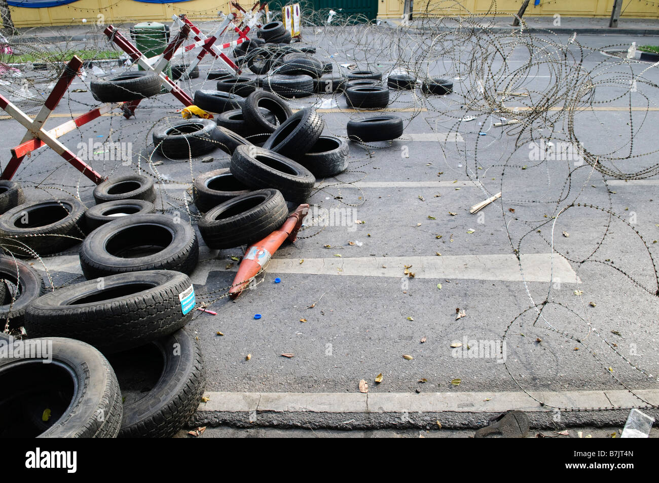 Razor wire barricades in Bangkok Thailand 2008 Stock Photo - Alamy
