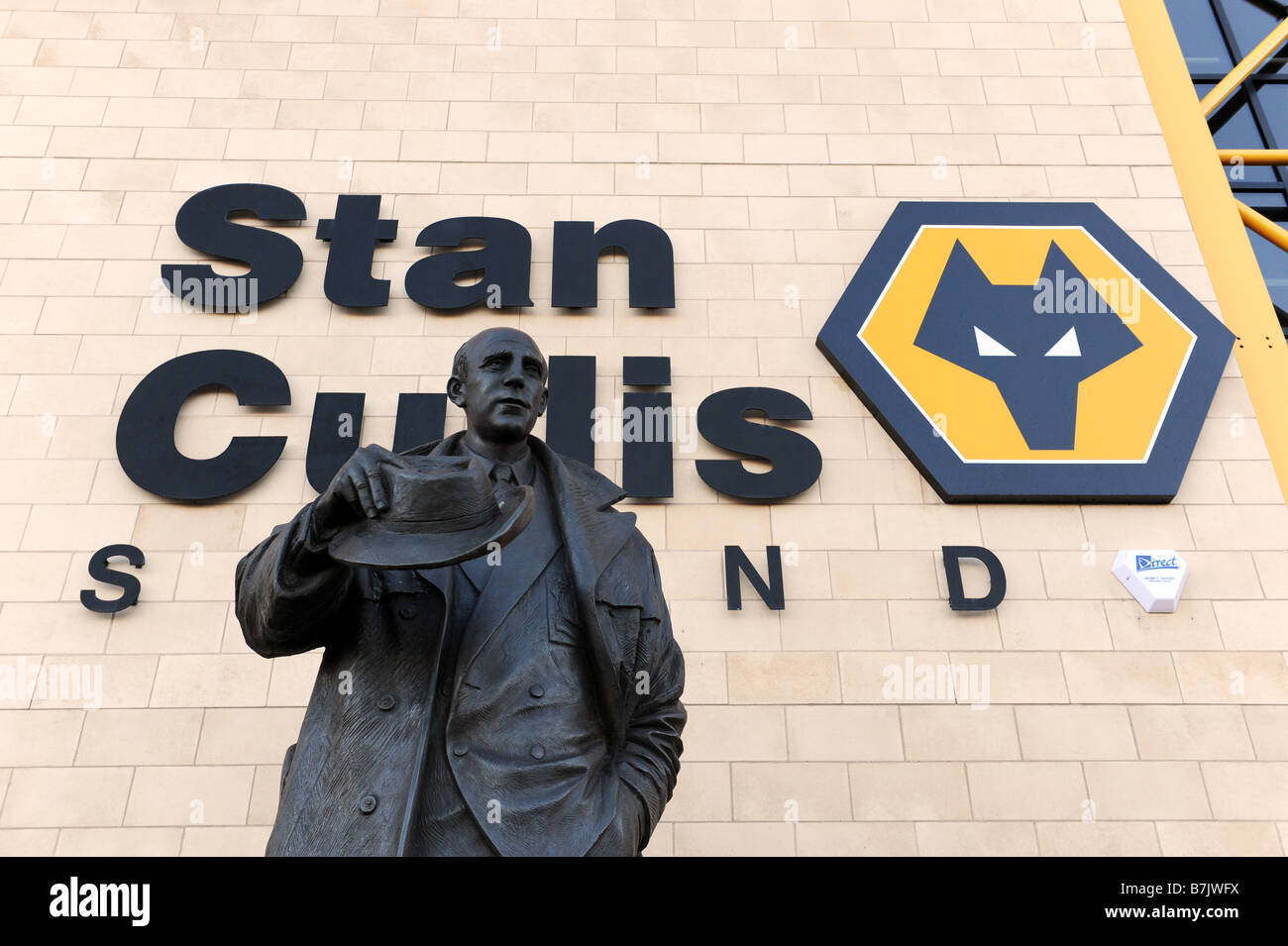 Statue of Stan Cullis outside Wolverhampton Wanderers Football Club ...