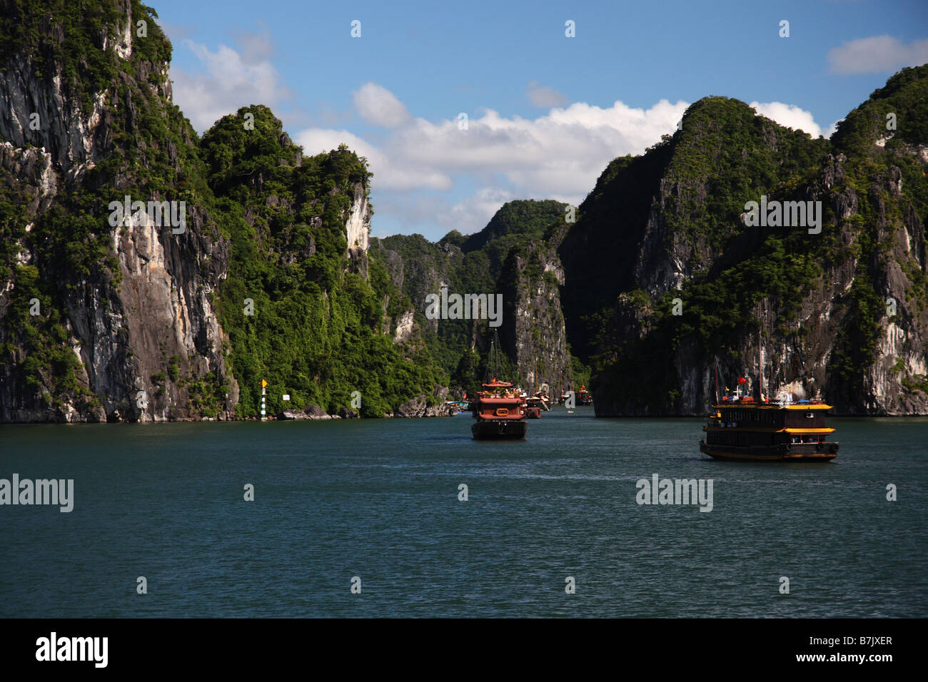 Sailing through rocks hi-res stock photography and images - Alamy