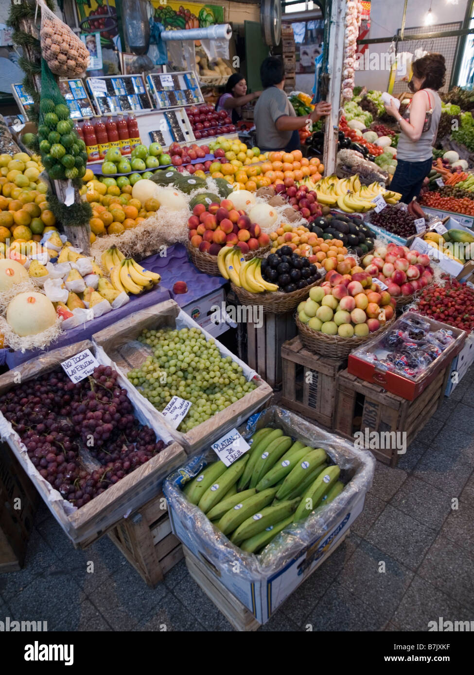 Produce market in center of city Stock Photo - Alamy