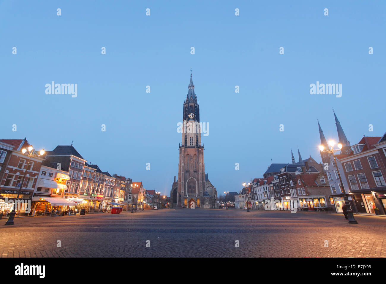 Main Square and Nieuwe Kerk (New Church), Delft at night, Netherlands ...