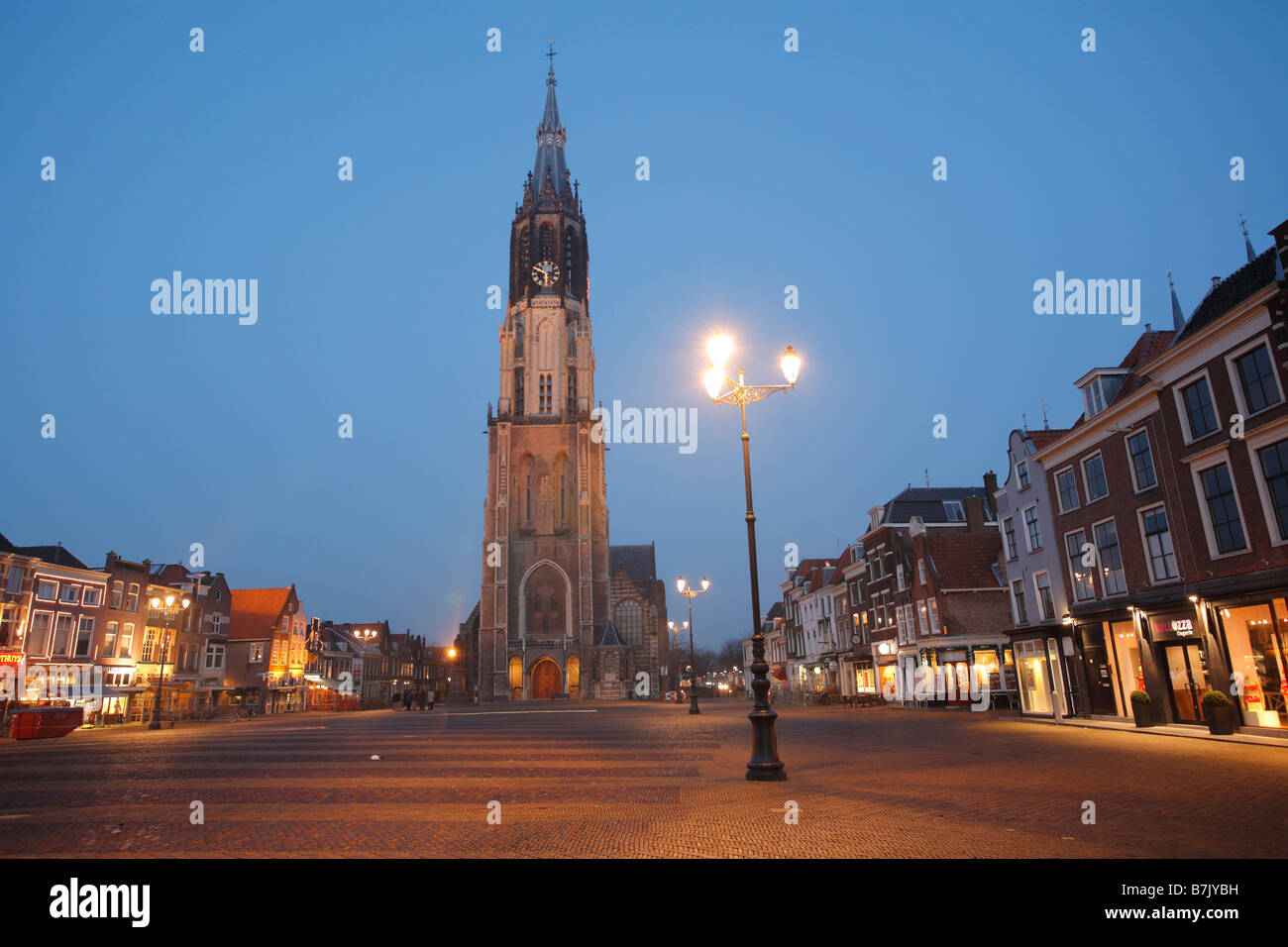 Main Square and Nieuwe Kerk (New Church), Delft at night, Netherlands ...
