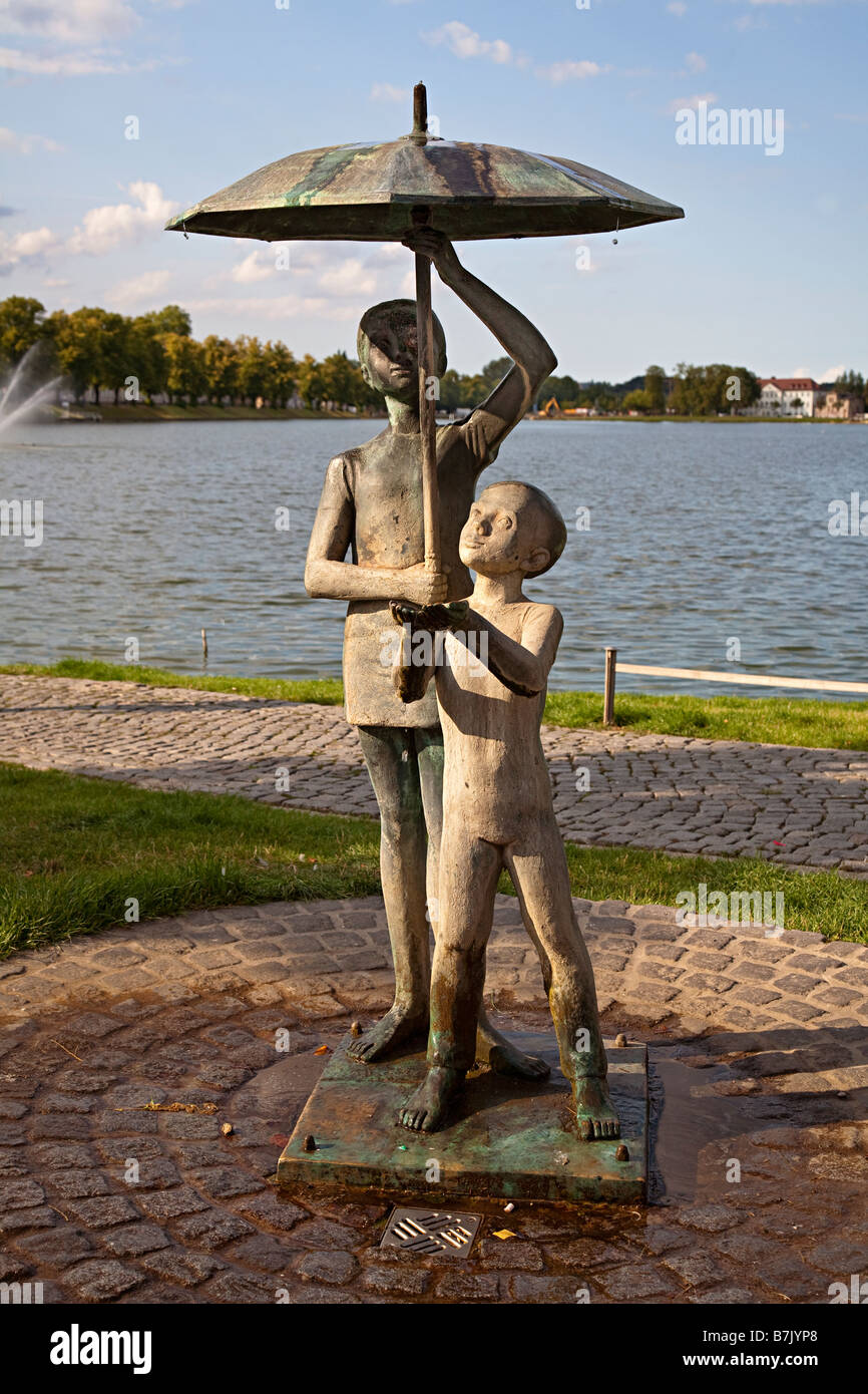 Umbrella statue hi-res stock photography and images - Alamy