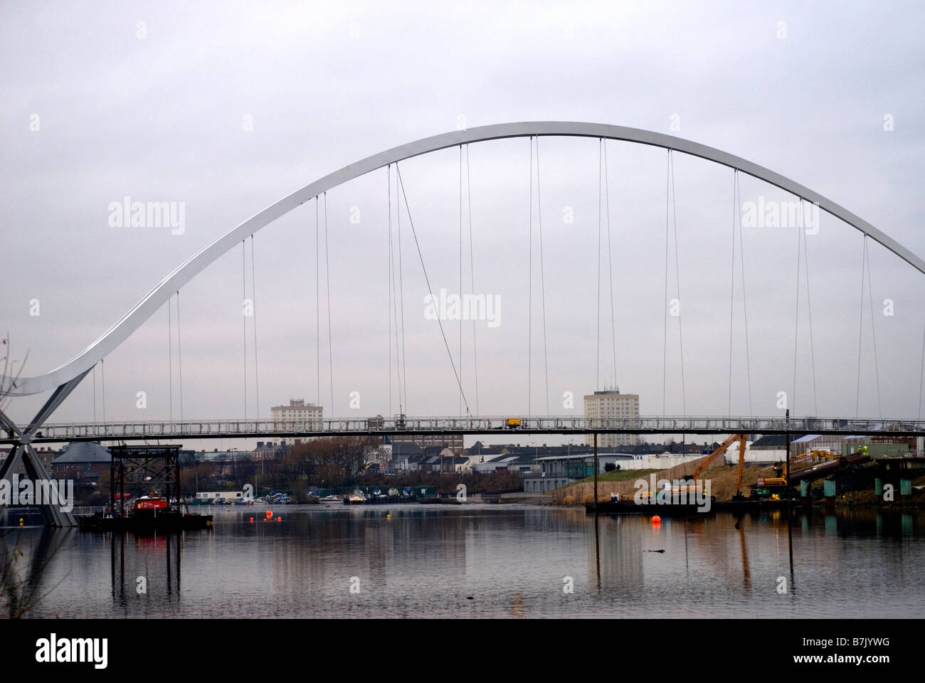 Infinity bridge river not singapore hi-res stock photography and images ...