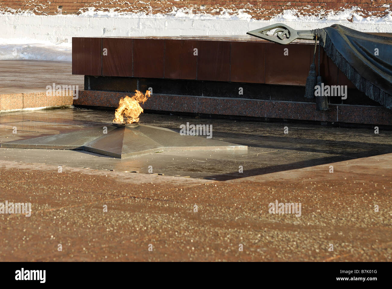 Eternal Fire on the Tomb of Unknown Soldier Alexander garden Moscow ...