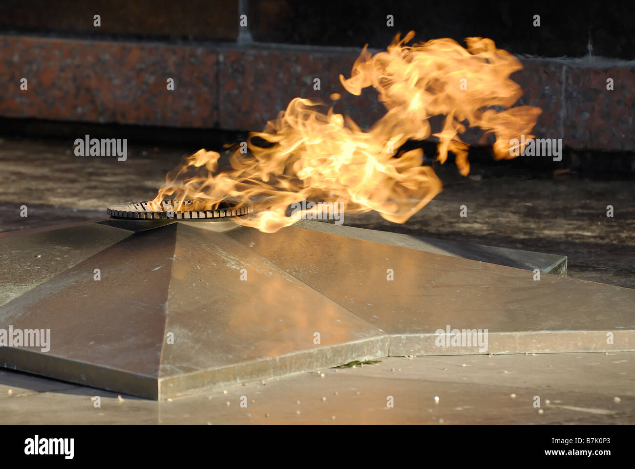 Eternal Fire on the Tomb of Unknown Soldier Alexander garden Moscow ...
