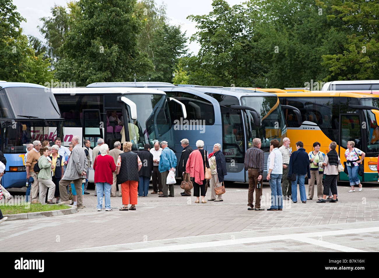 Crowd people waiting bus stop hi-res stock photography and images - Alamy