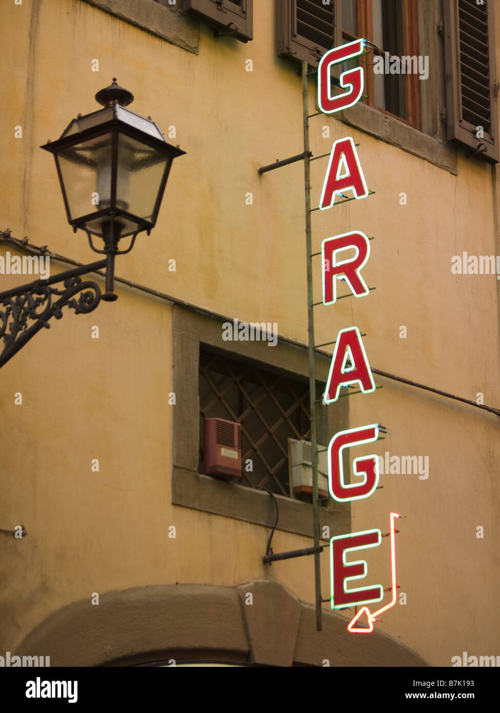 Old garage arrow sign hi-res stock photography and images - Alamy