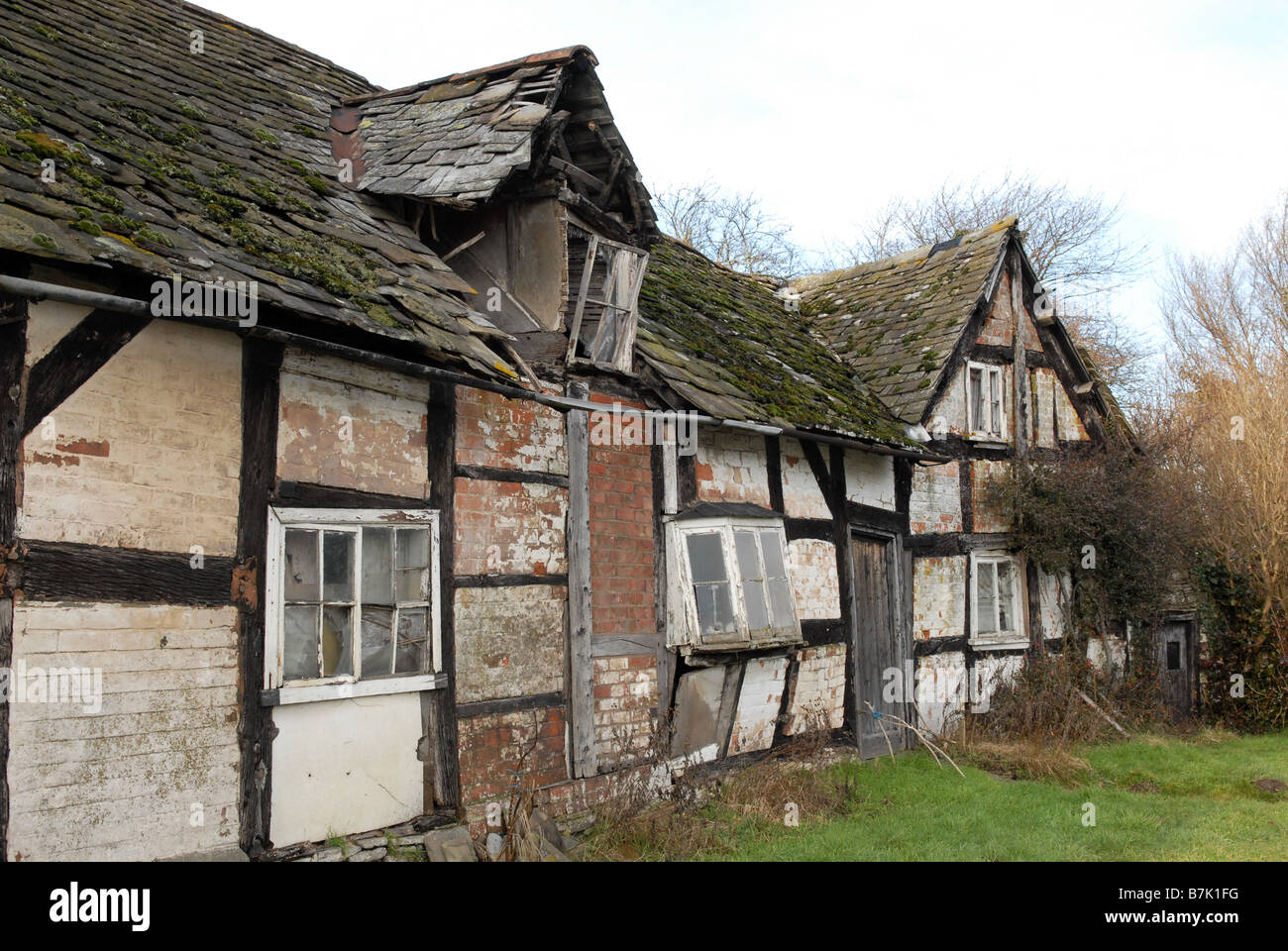 Derelict cottage uk hi-res stock photography and images - Alamy