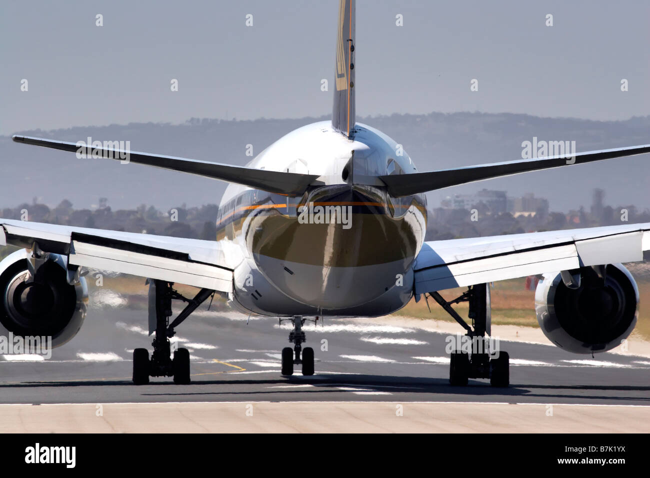 Airplane wings landing hi-res stock photography and images - Alamy