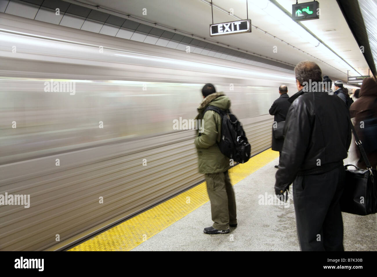 Subway train platform station Stock Photo - Alamy