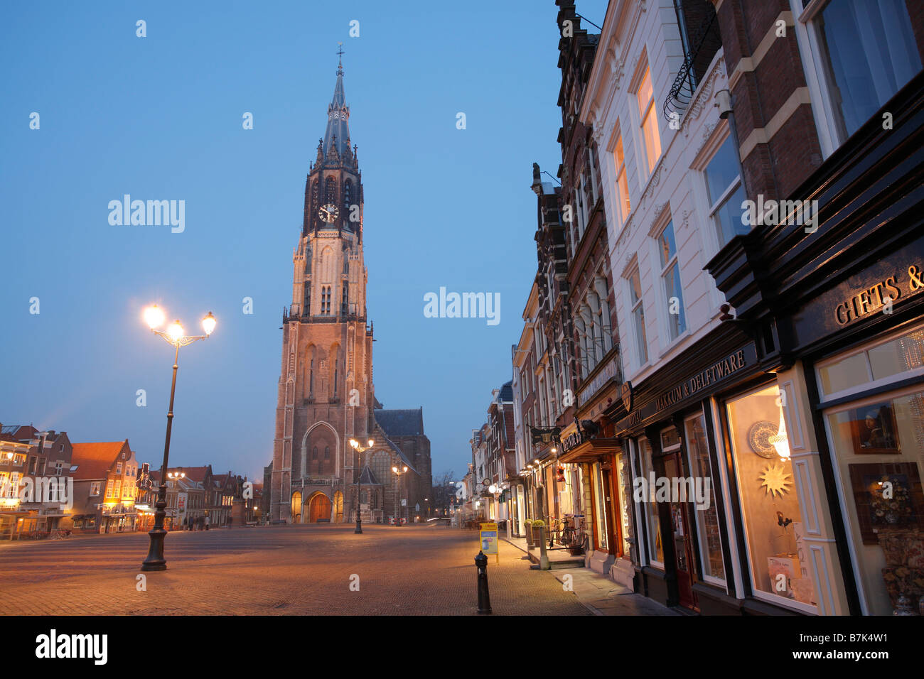 Main Square and Nieuwe Kerk (New Church), Delft at night, Netherlands ...