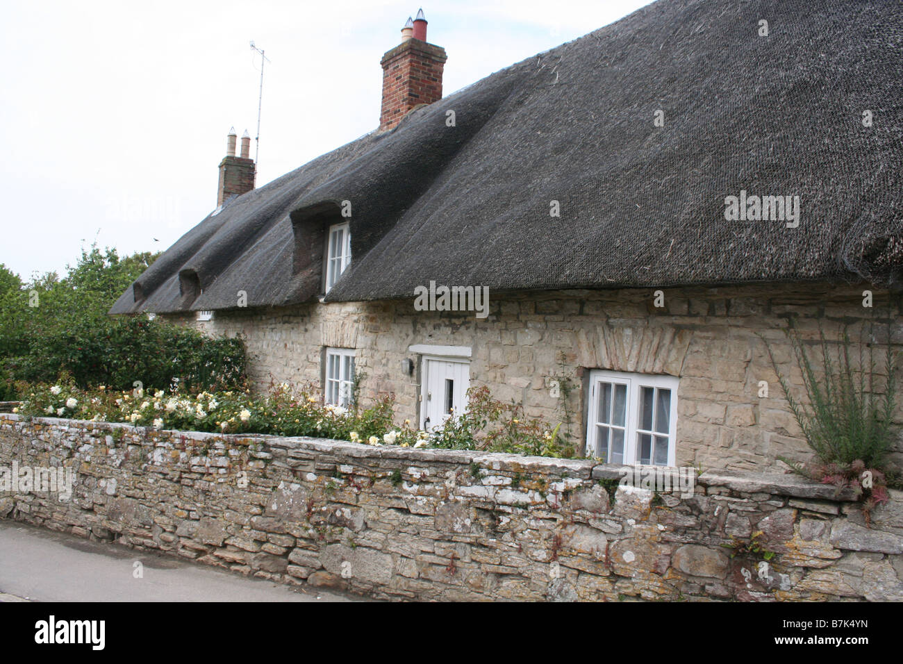 Thatched Cottage in the Village of Kimmeridge in Dorset Stock Photo - Alamy