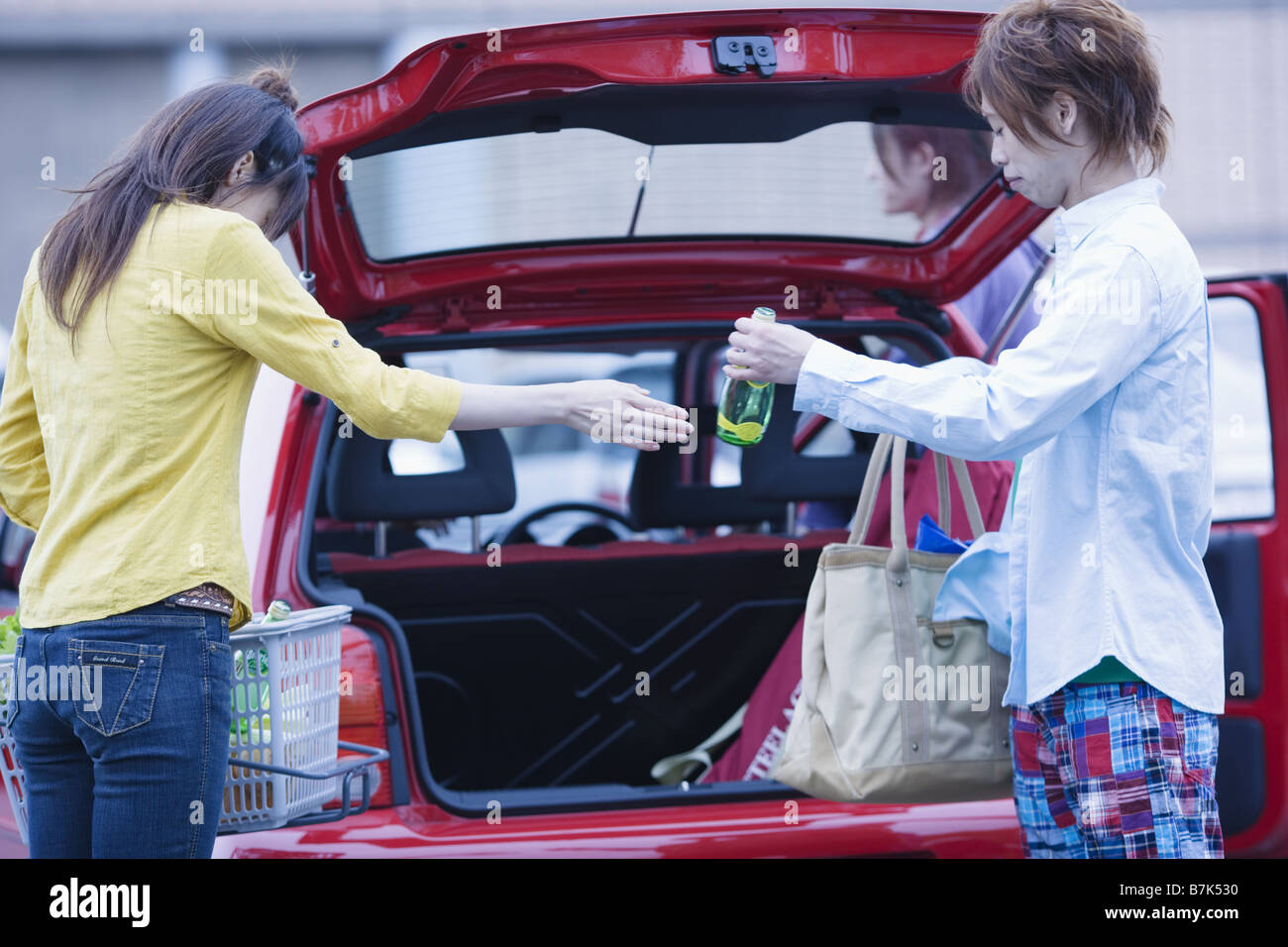 Couple loading up car hi-res stock photography and images - Alamy