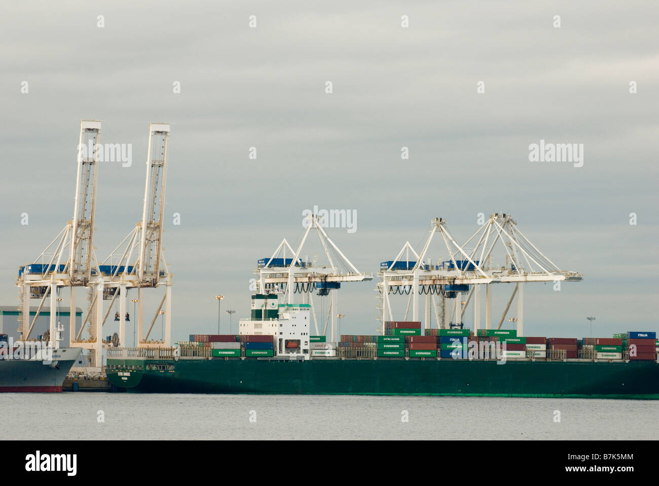 Loading shipping containers onto freighter hi-res stock photography and ...