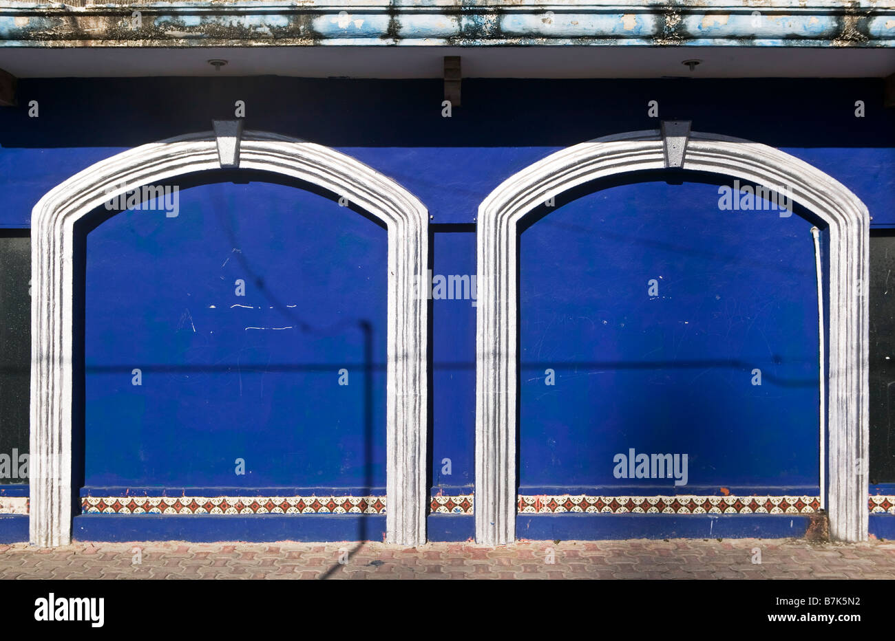 White giant doors hi-res stock photography and images - Alamy