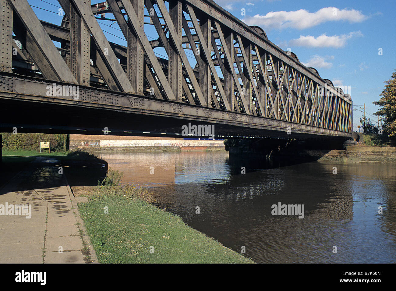London, railway bridge across the River Lea, Channelsea River Stock ...