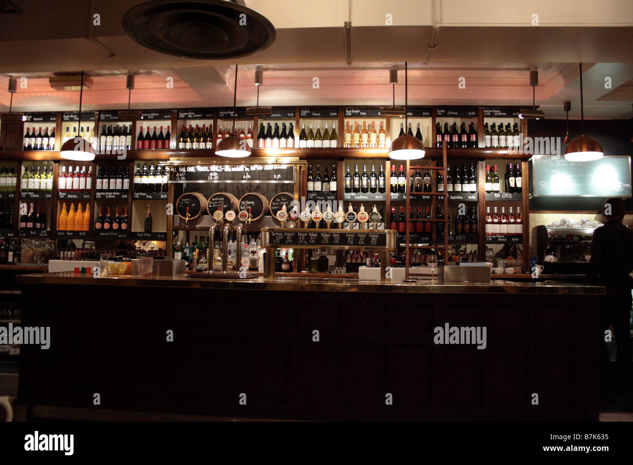 Empty bar hi-res stock photography and images - Alamy