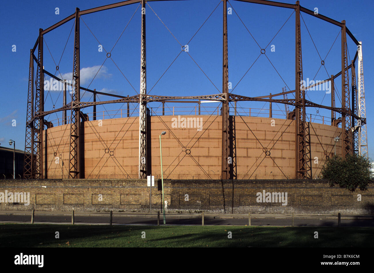 London gas works hi-res stock photography and images - Alamy