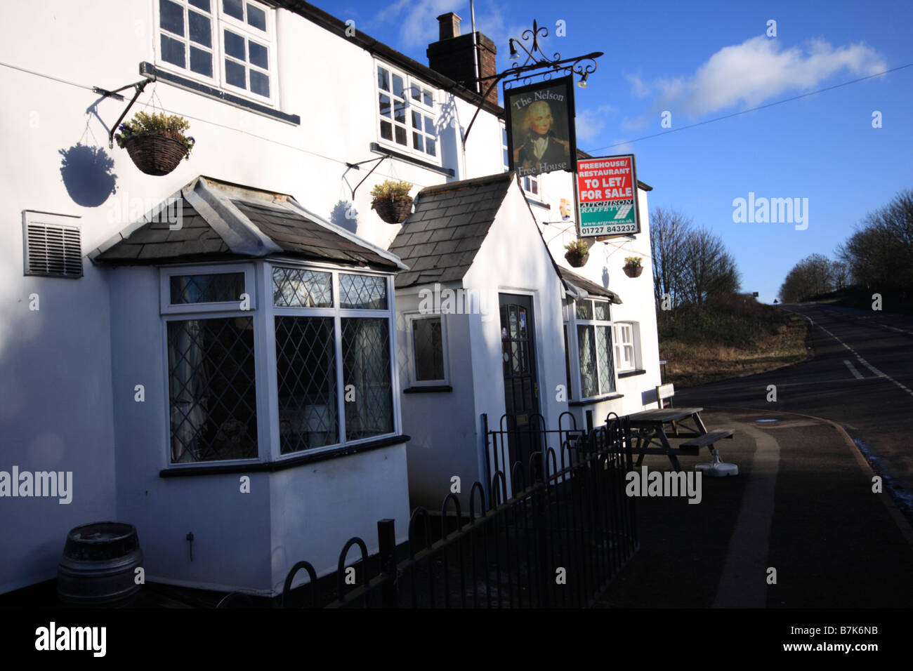 Pub closed hi-res stock photography and images - Alamy