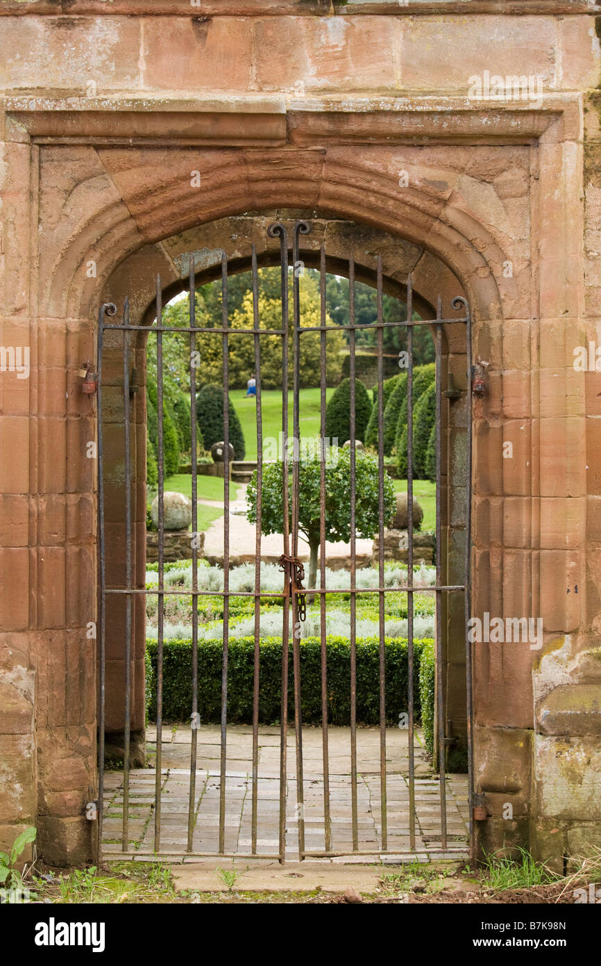 rusty barred gate entrance to castle gardens Stock Photo - Alamy