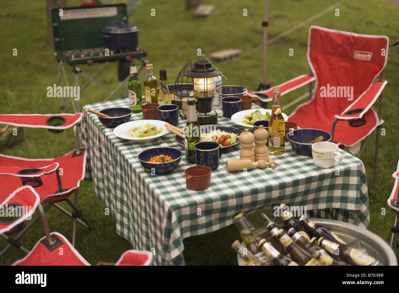 Laid out table hi-res stock photography and images - Alamy