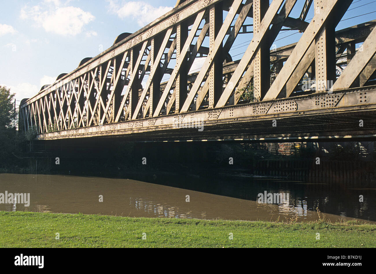London, railway bridge across the River Lea, Channelsea River Stock ...