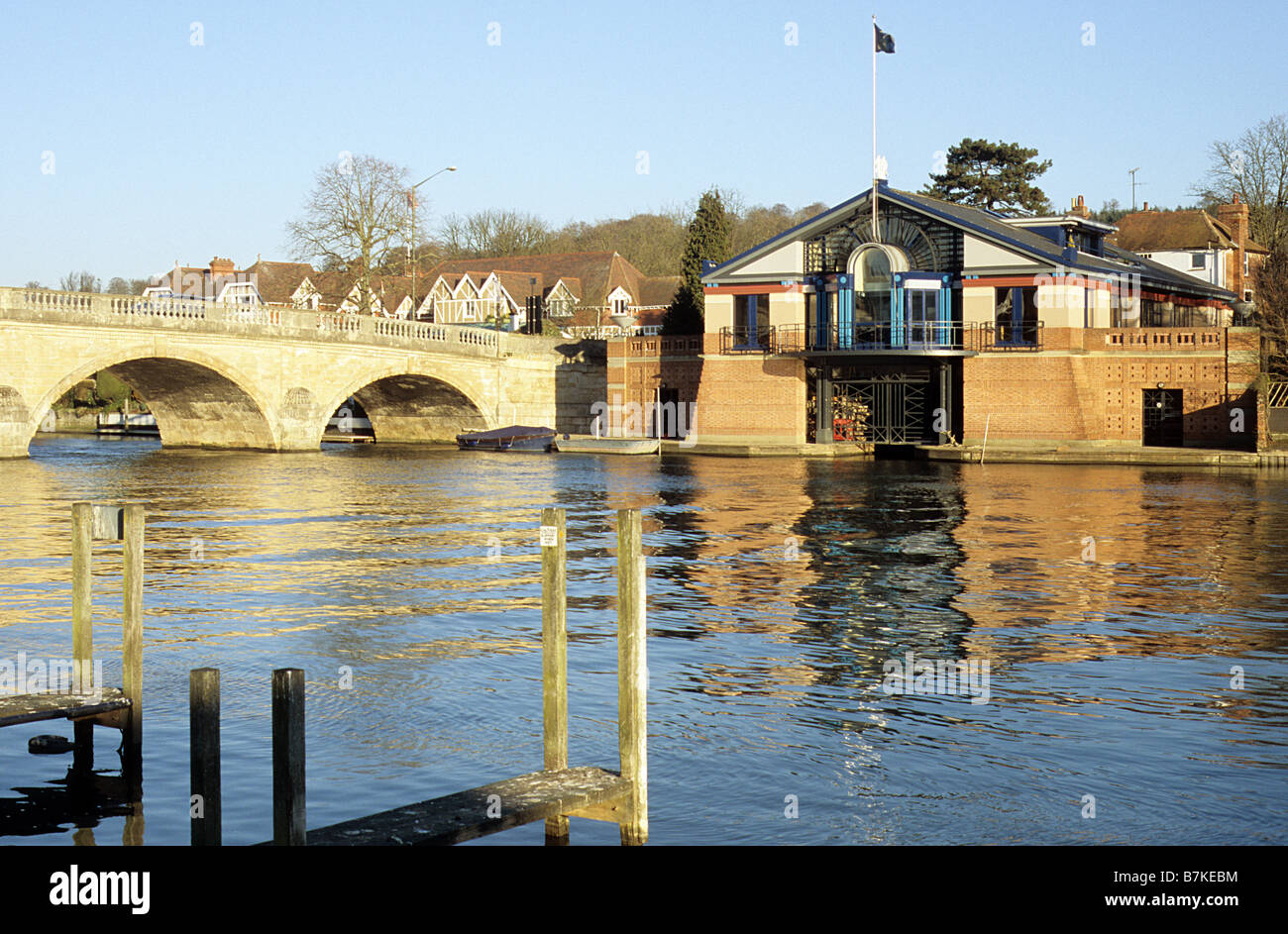 Bridge henley on thames over the river thames hi-res stock photography ...