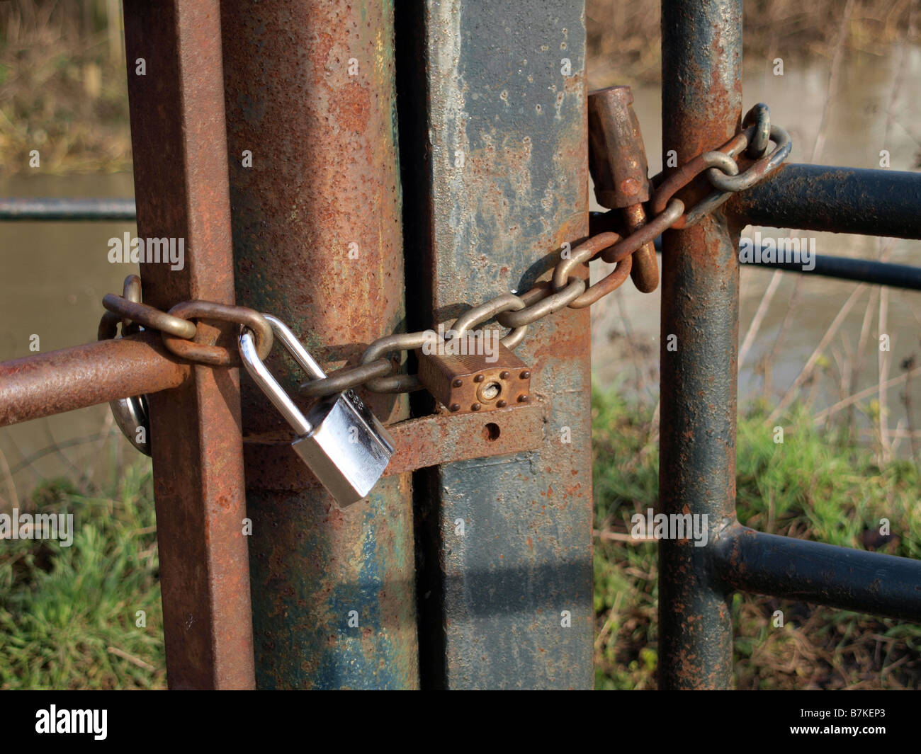 Pad lock on gate hi-res stock photography and images - Alamy