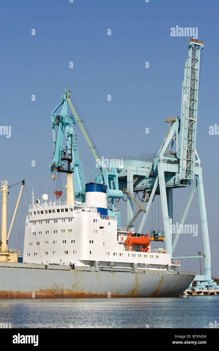 Container ship alongside cranes hi-res stock photography and images - Alamy