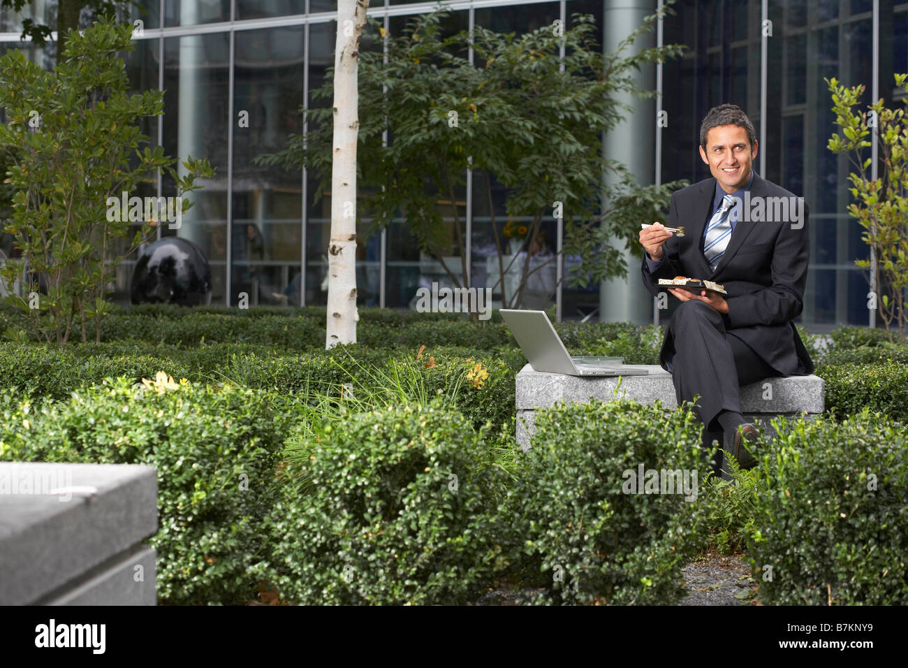 London lunch break businessman hi-res stock photography and images - Alamy