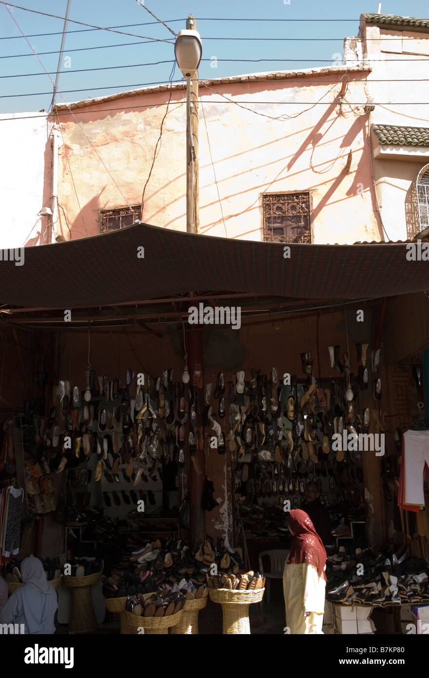 Shoes market stall hi-res stock photography and images - Alamy