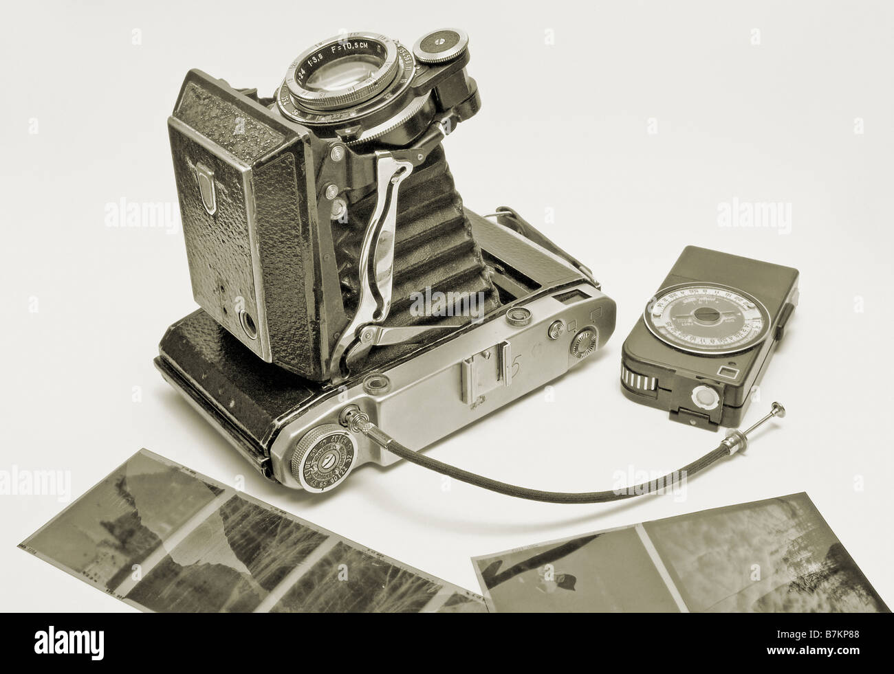 The antiquarian average format camera with exposure measuring ...