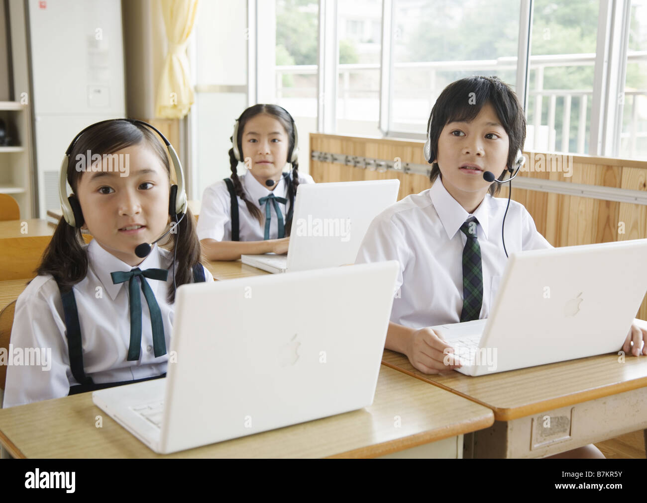 Elementary school students taking computer class Stock Photo - Alamy