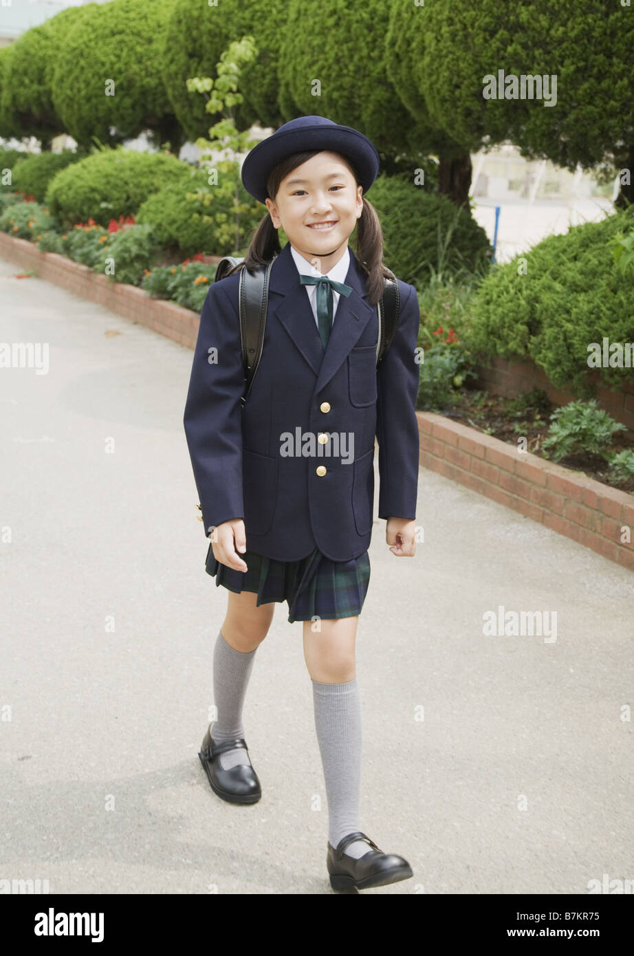 Elementary school girl commute Stock Photo - Alamy