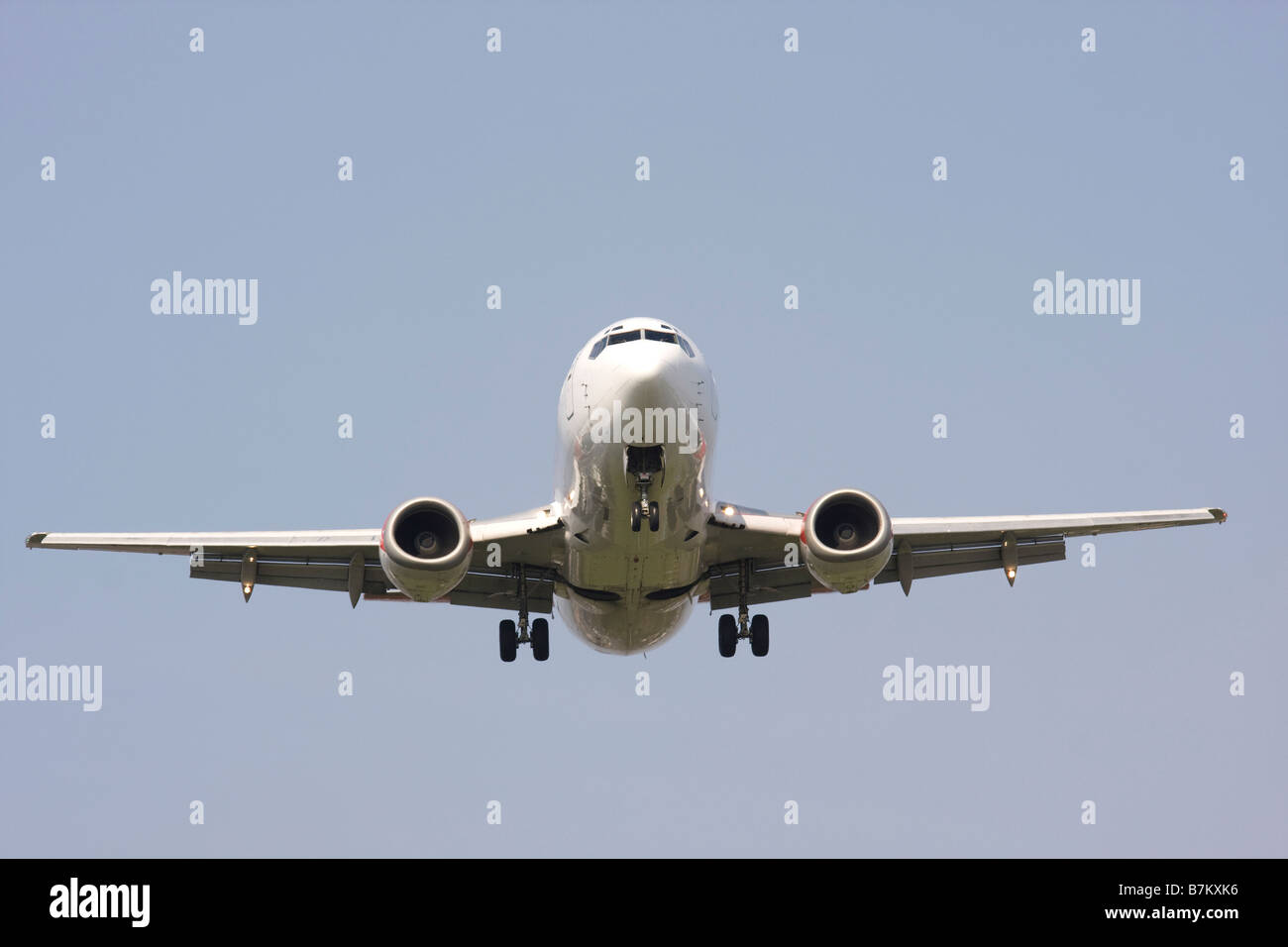 Twin engine jet airplane landing hi-res stock photography and images ...