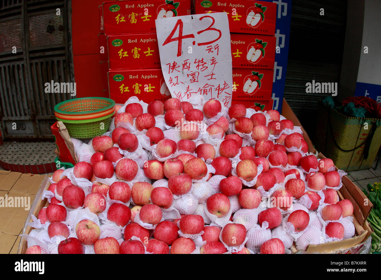 china apples for sale in pile with sign Stock Photo - Alamy
