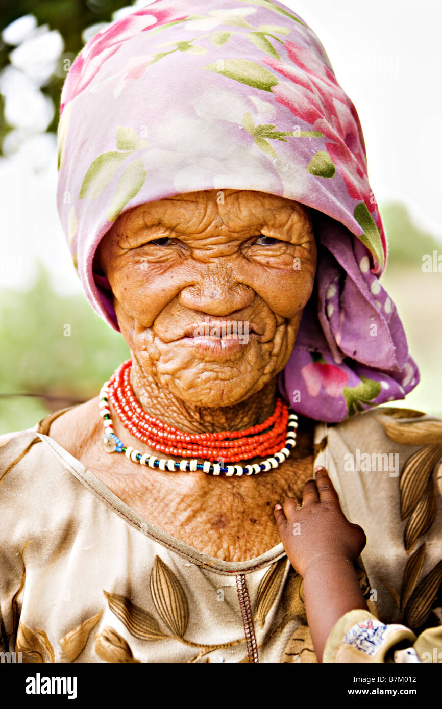 elderly basarwa woman Stock Photo - Alamy