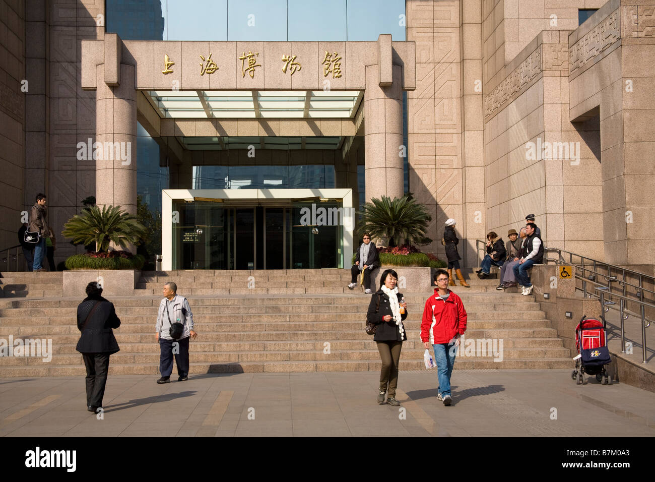Shanghai museum in renmin square hi-res stock photography and images ...
