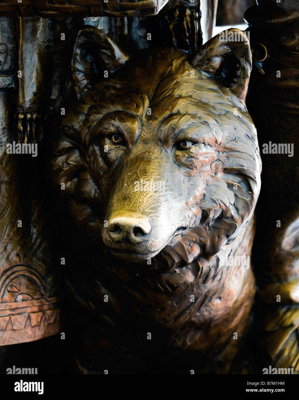 Bronze statue of Wolf - close up Stock Photo - Alamy
