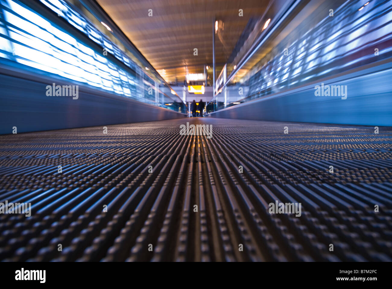People blurred on fast moving hi-res stock photography and images - Alamy