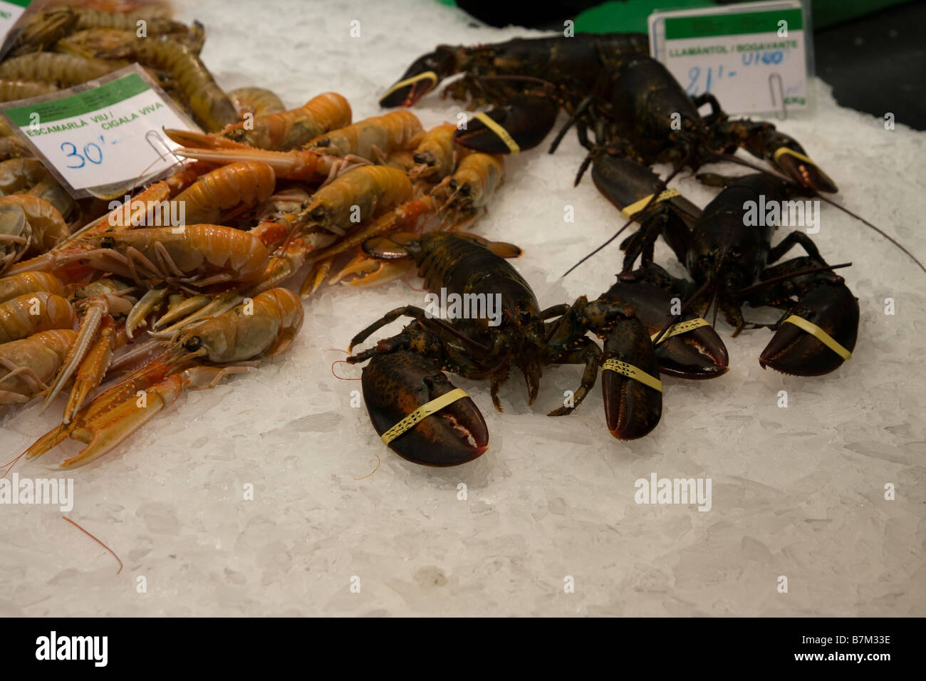 Fishmongers produce hi-res stock photography and images - Alamy